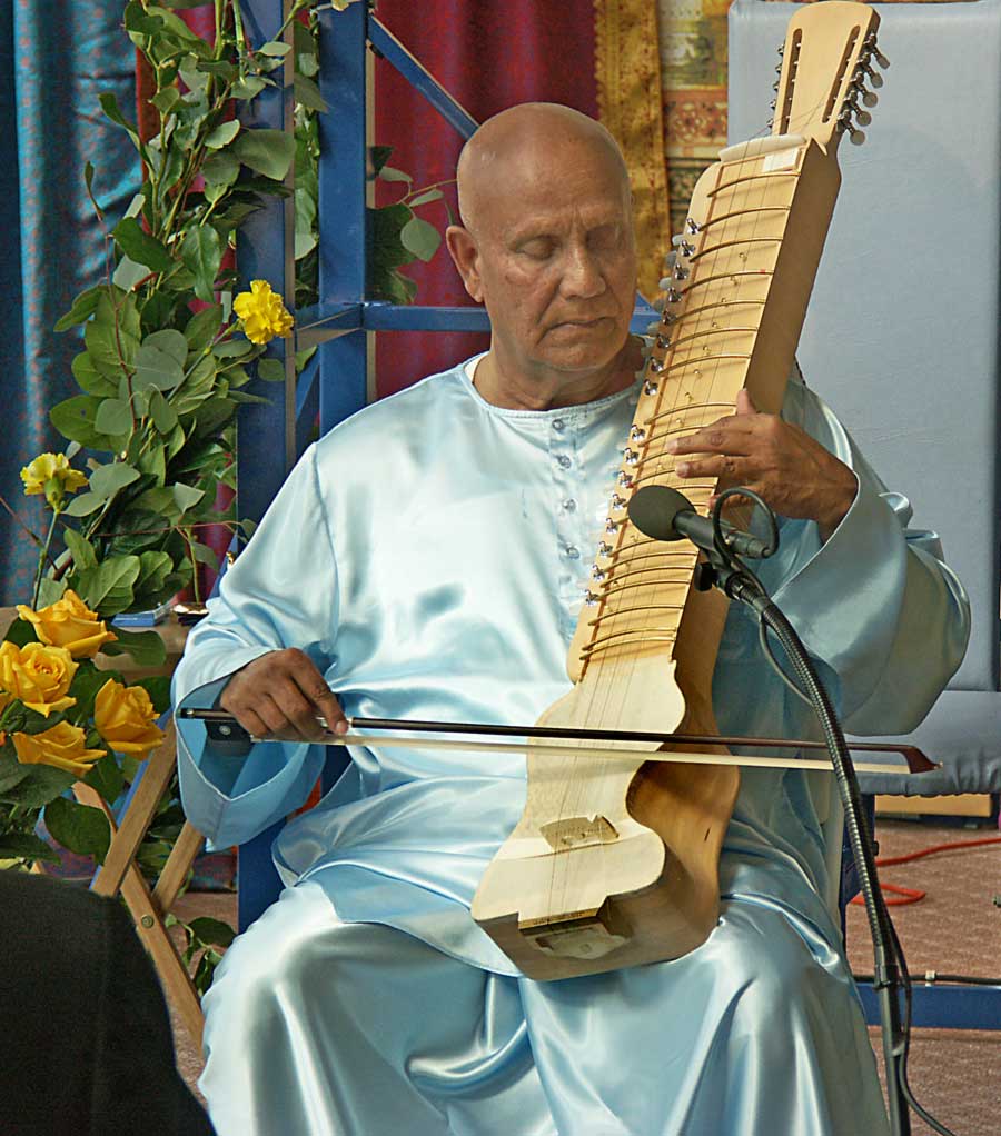 Pramodan and Harkara’s Esraj for Sri Chinmoy – SRI CHINMOY PHOTOS