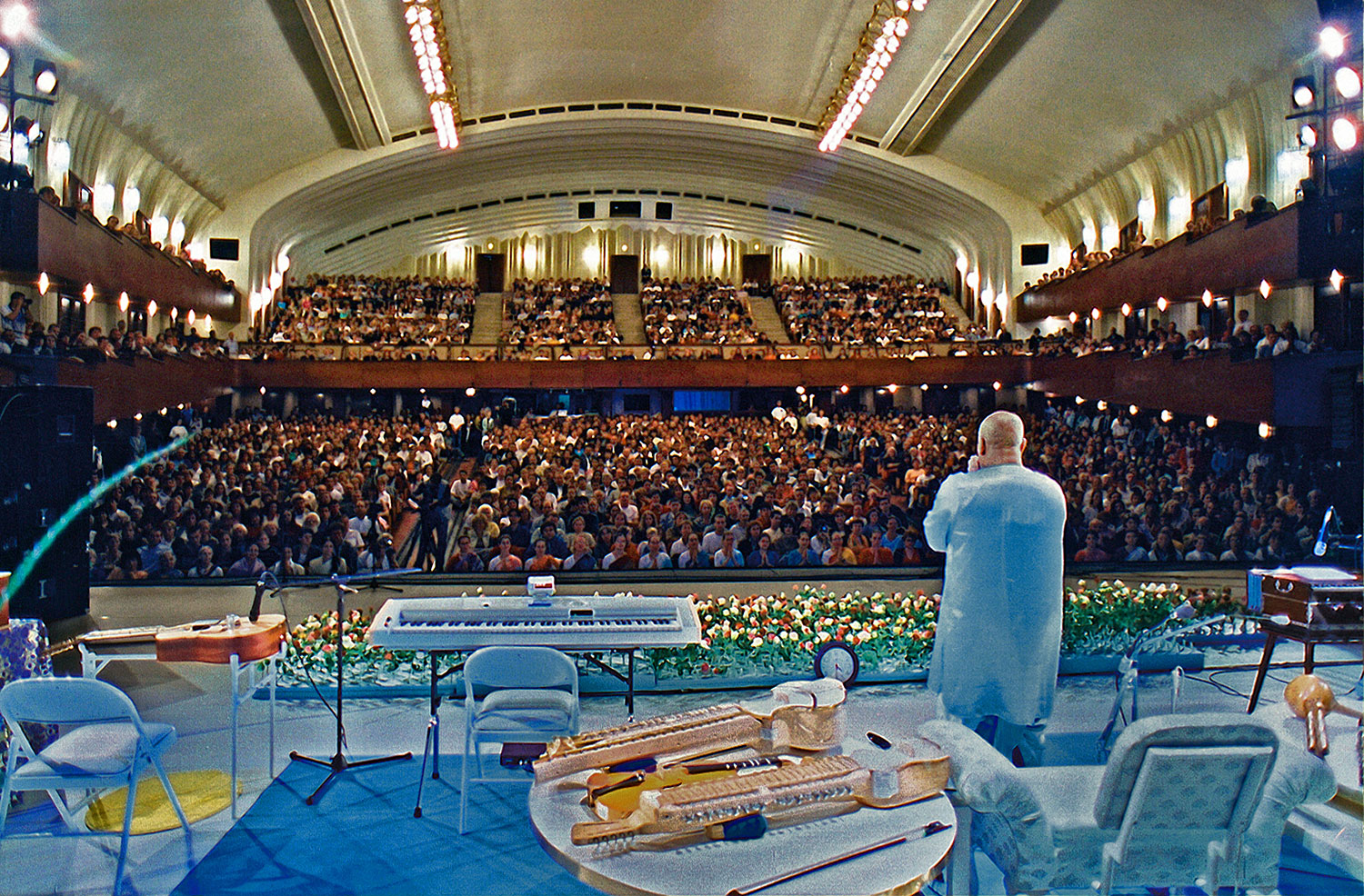 Meditation at Budapest Peace Concert 2004 – SRI CHINMOY PHOTOS