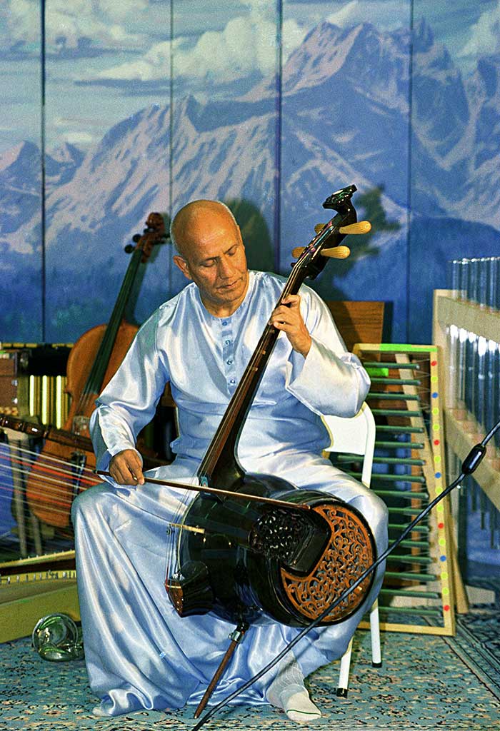 Chinese cello at 107 instruments Concert in 1992 – SRI CHINMOY PHOTOS