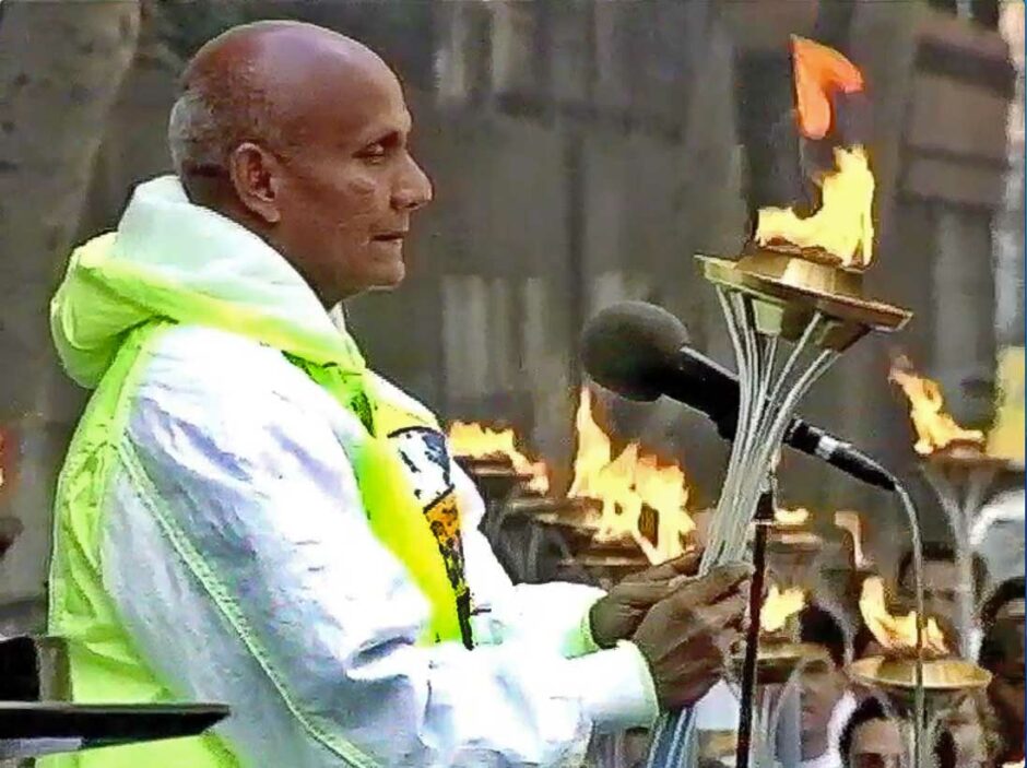 Sri Chinmoy inaugurates Peace Run 1991 – SRI CHINMOY PHOTOS