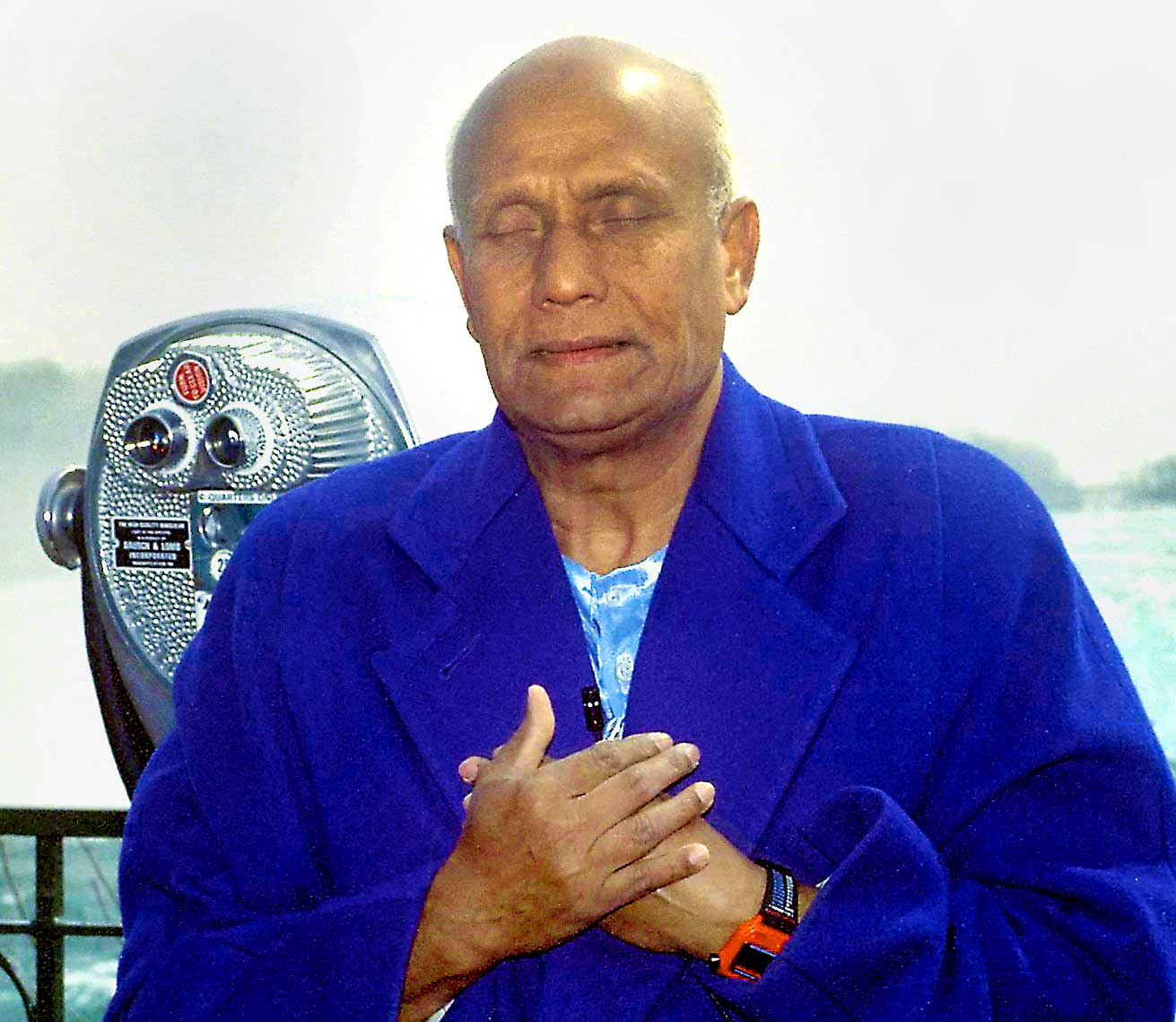 Sri Chinmoy At Niagara Falls 1992 SRI CHINMOY PHOTOS